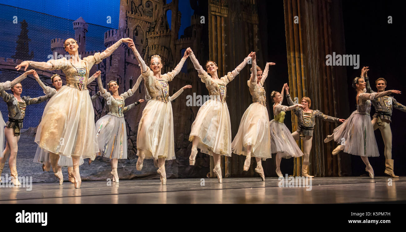 Escenario de ballet hi-res stock photography and images - Alamy