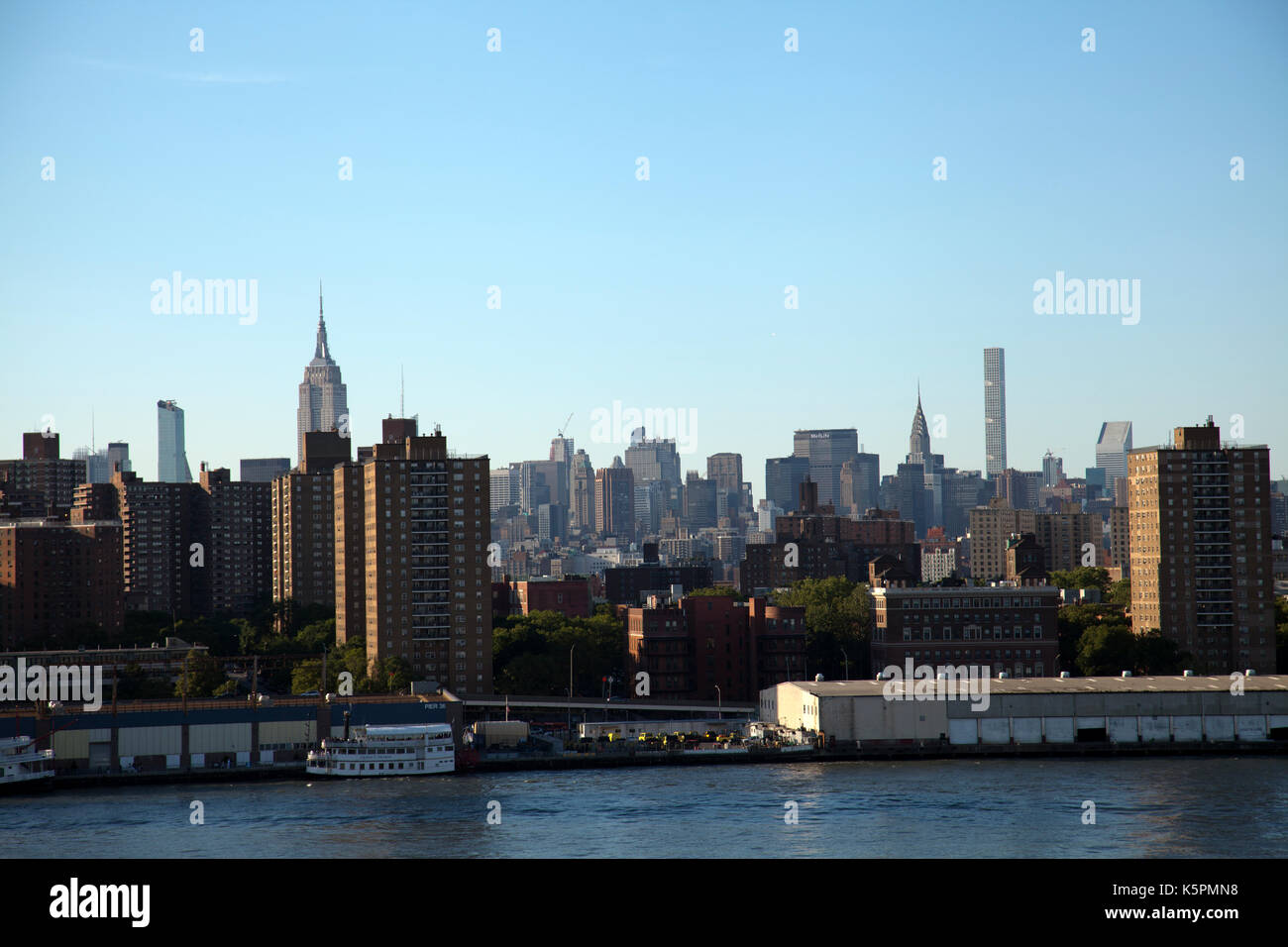 Views of new york city from the east river hi-res stock photography and ...