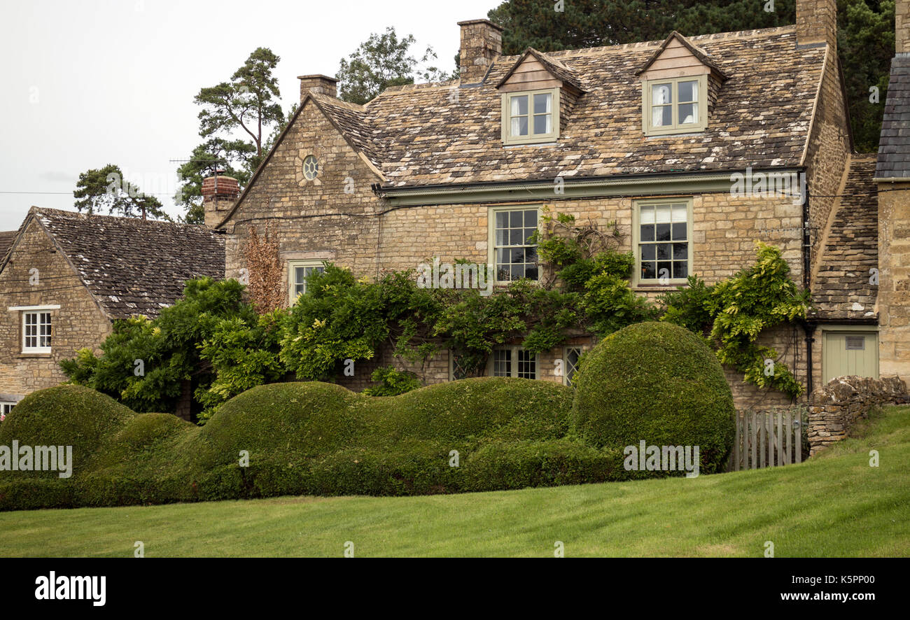 Garden hedge uk cottage hi-res stock photography and images - Alamy