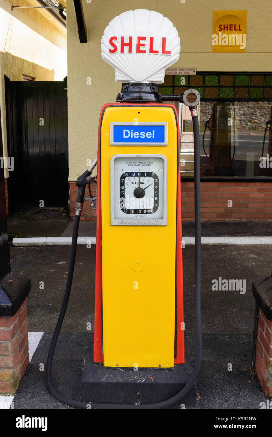 Vintage shell petrol pumps hi-res stock photography and images - Alamy