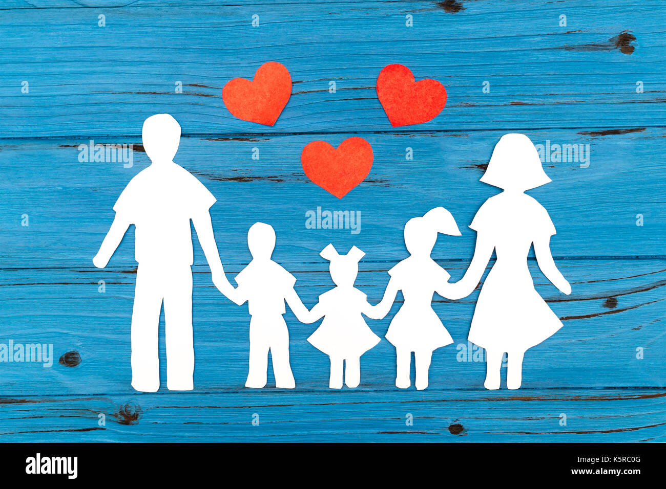 Paper chain of family hi-res stock photography and images - Alamy