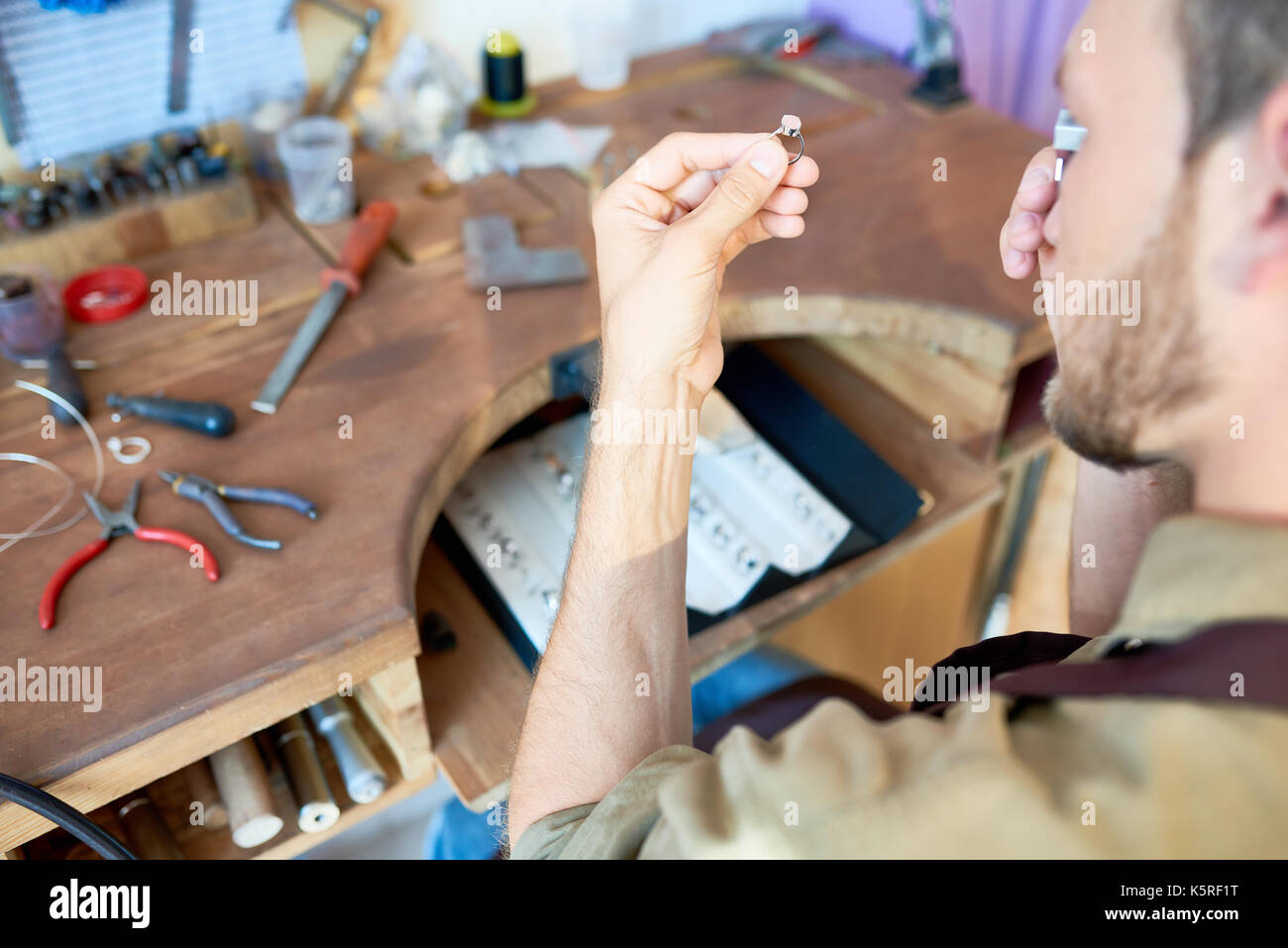 Diamond magnifying glass hi-res stock photography and images - Alamy