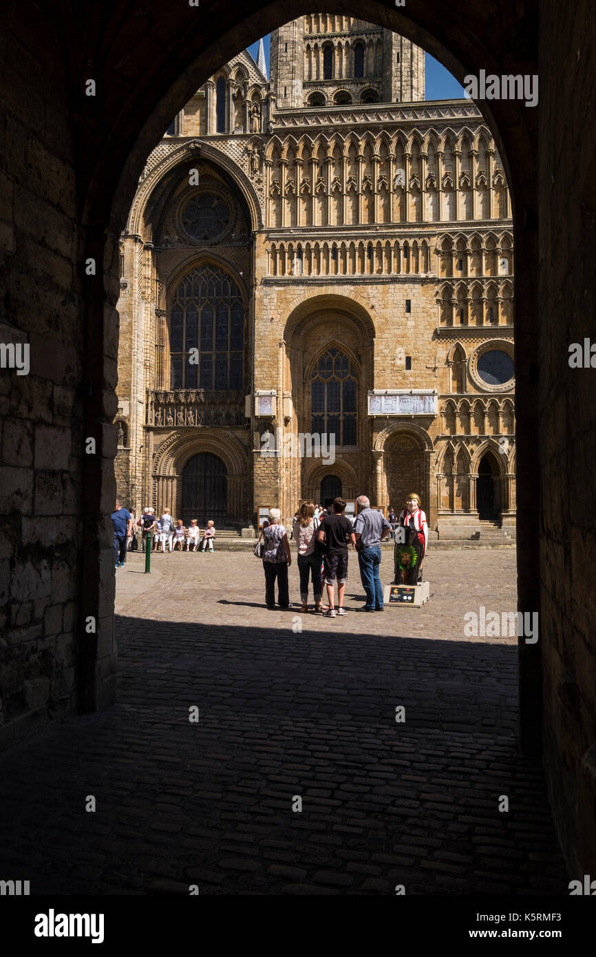 Archway at lincoln cathedral hi-res stock photography and images - Alamy