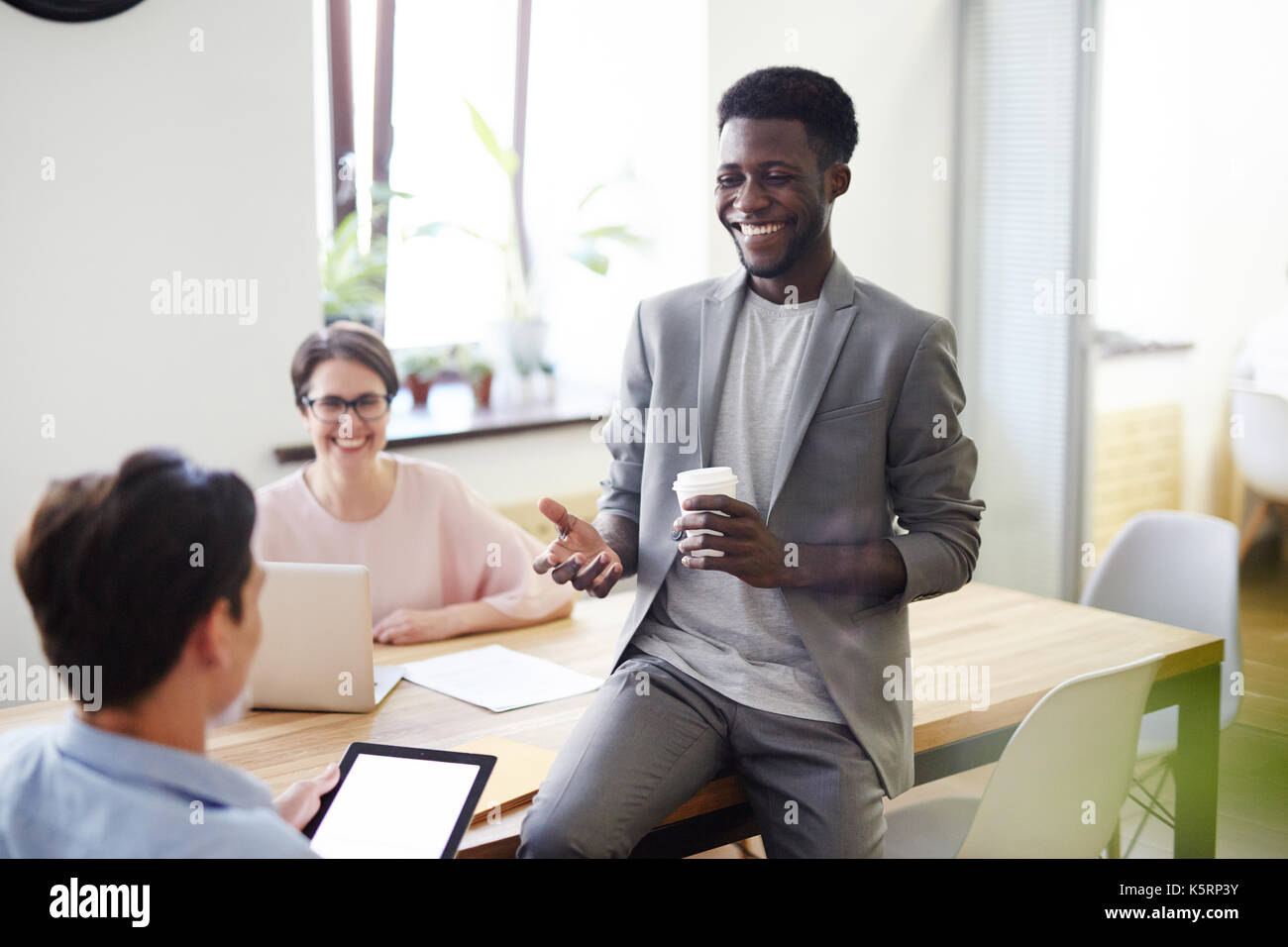 Creative agency discussion hi-res stock photography and images - Alamy