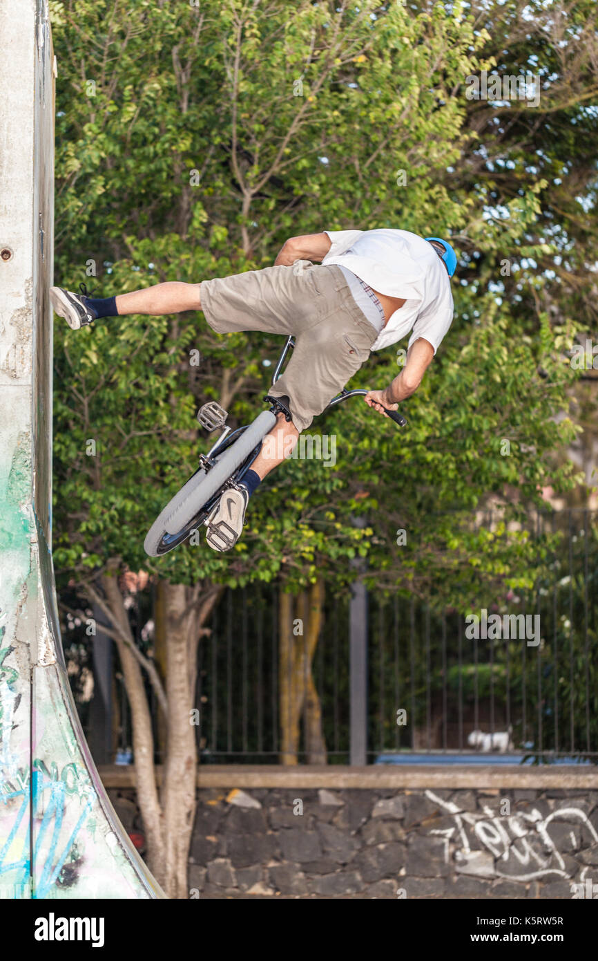Teen boy speed skating hi-res stock photography and images - Alamy
