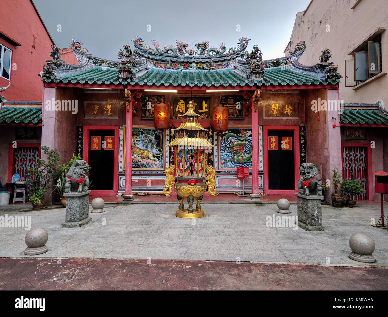 kuching temples, borneo, malaysia Stock Photo - Alamy