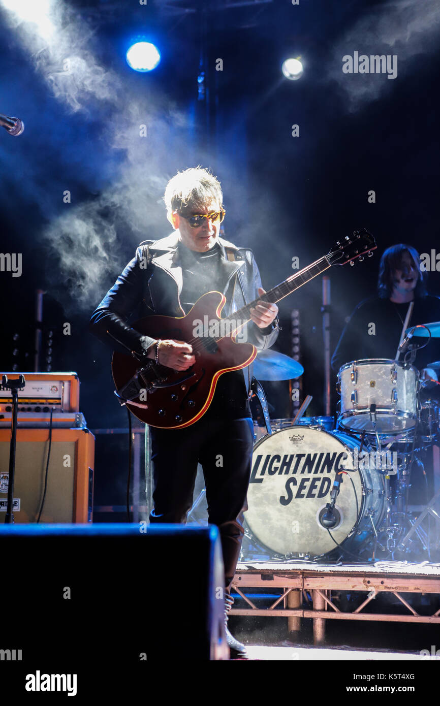 The lightning seeds band hi-res stock photography and images - Alamy