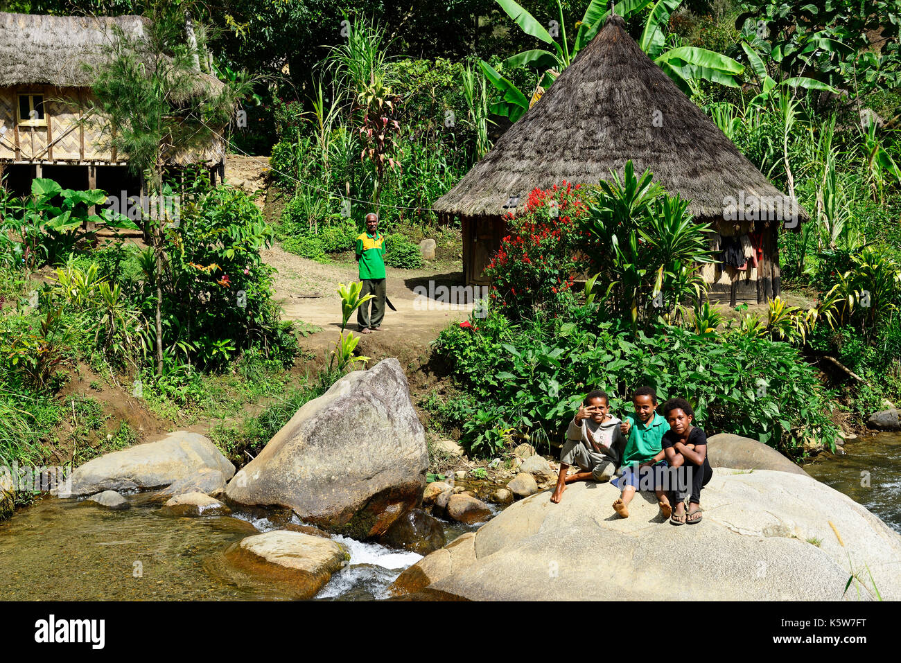 Papua new guinea highlands village hi-res stock photography and images ...