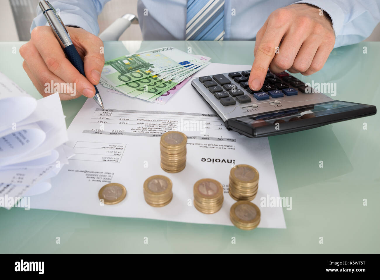 Calculating earn hi-res stock photography and images - Alamy