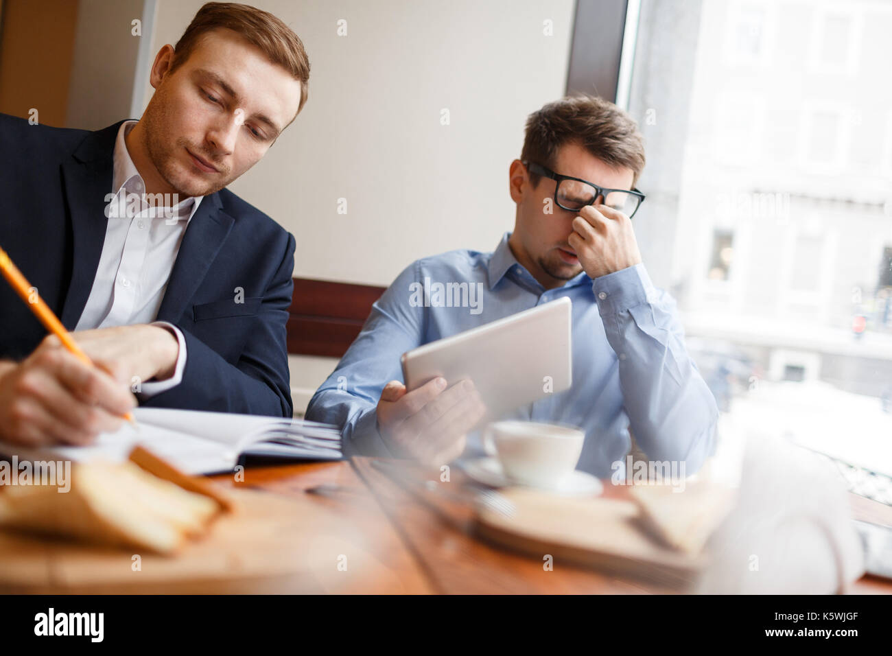 Young working professionals hi-res stock photography and images - Alamy