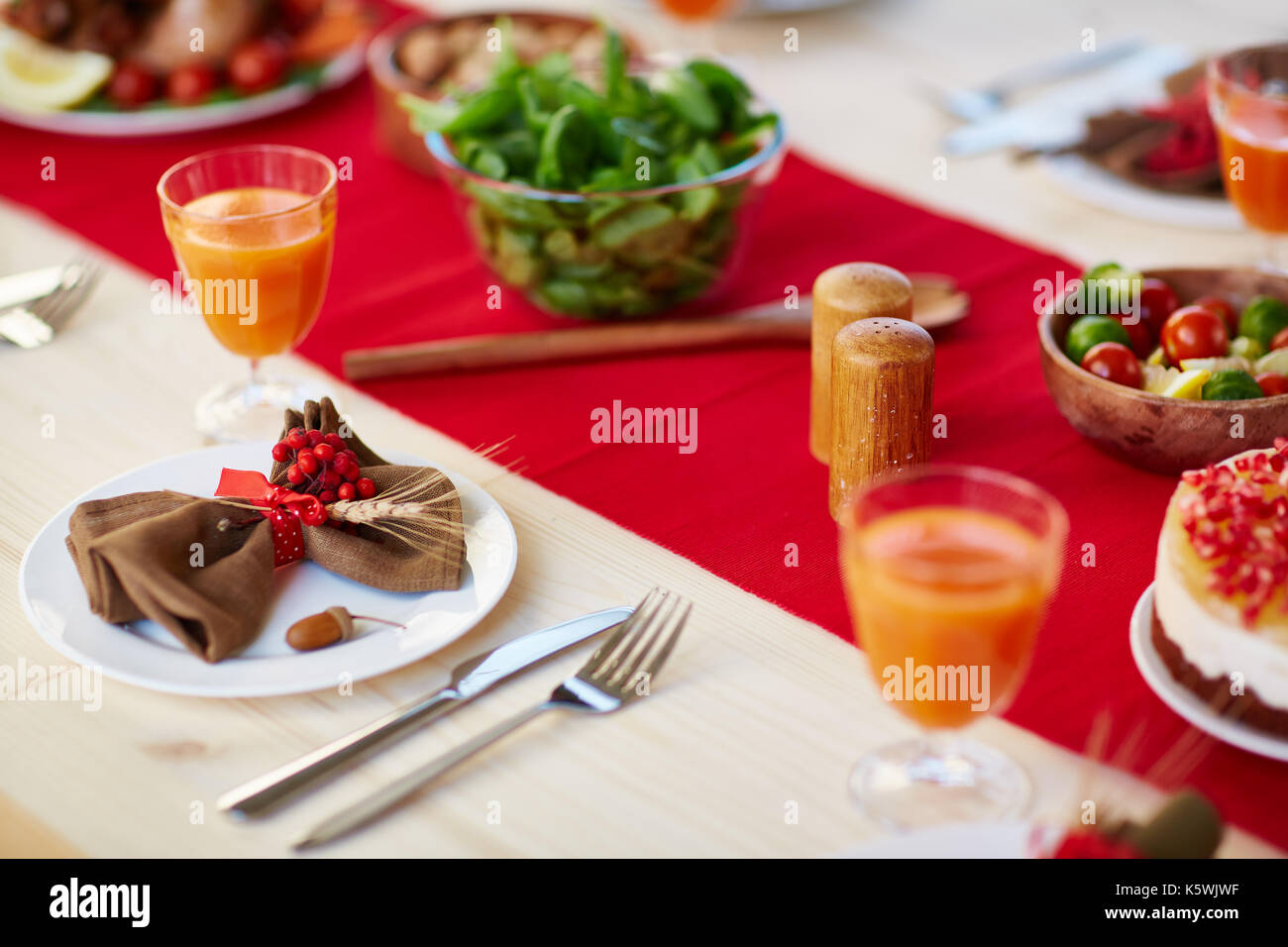 Thanksgiving autumn table hi-res stock photography and images - Alamy