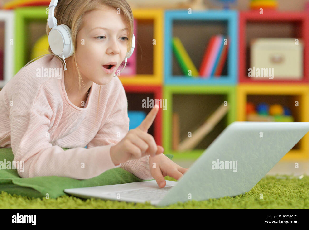 little girl using laptop Stock Photo - Alamy little girl using laptop Stock Photo - Alamy