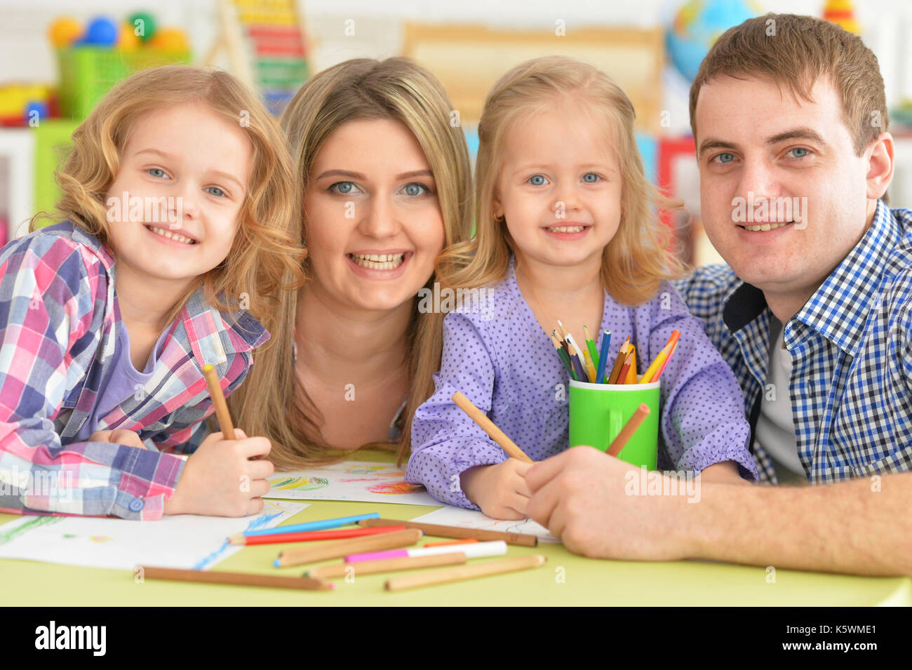 Parents and children drawing hi-res stock photography and images - Alamy