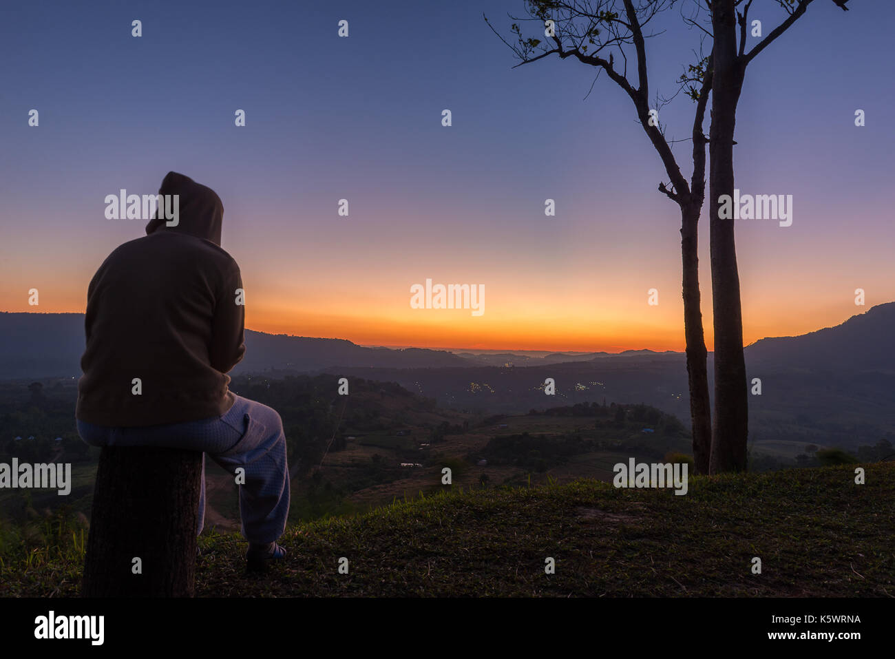 Silhouette man sitting thinking hi-res stock photography and images - Alamy