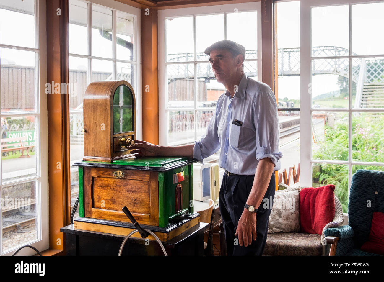 Old signal box signalman hi-res stock photography and images - Alamy