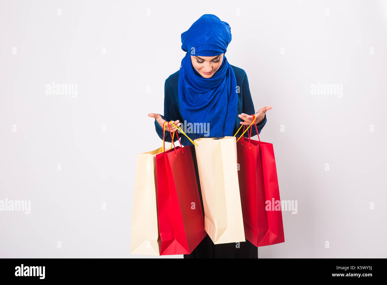Saudi women shopping hi-res stock photography and images - Alamy