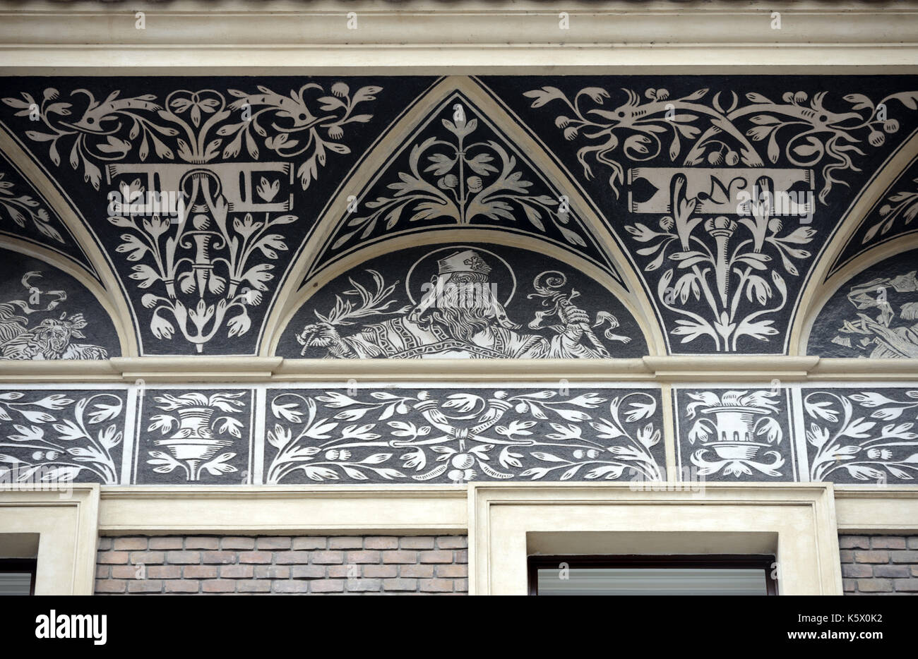 Lunette cornice hi-res stock photography and images - Alamy