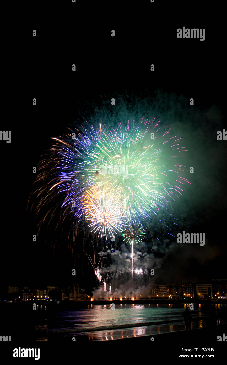 Green and yellow fireworks hi-res stock photography and images - Alamy