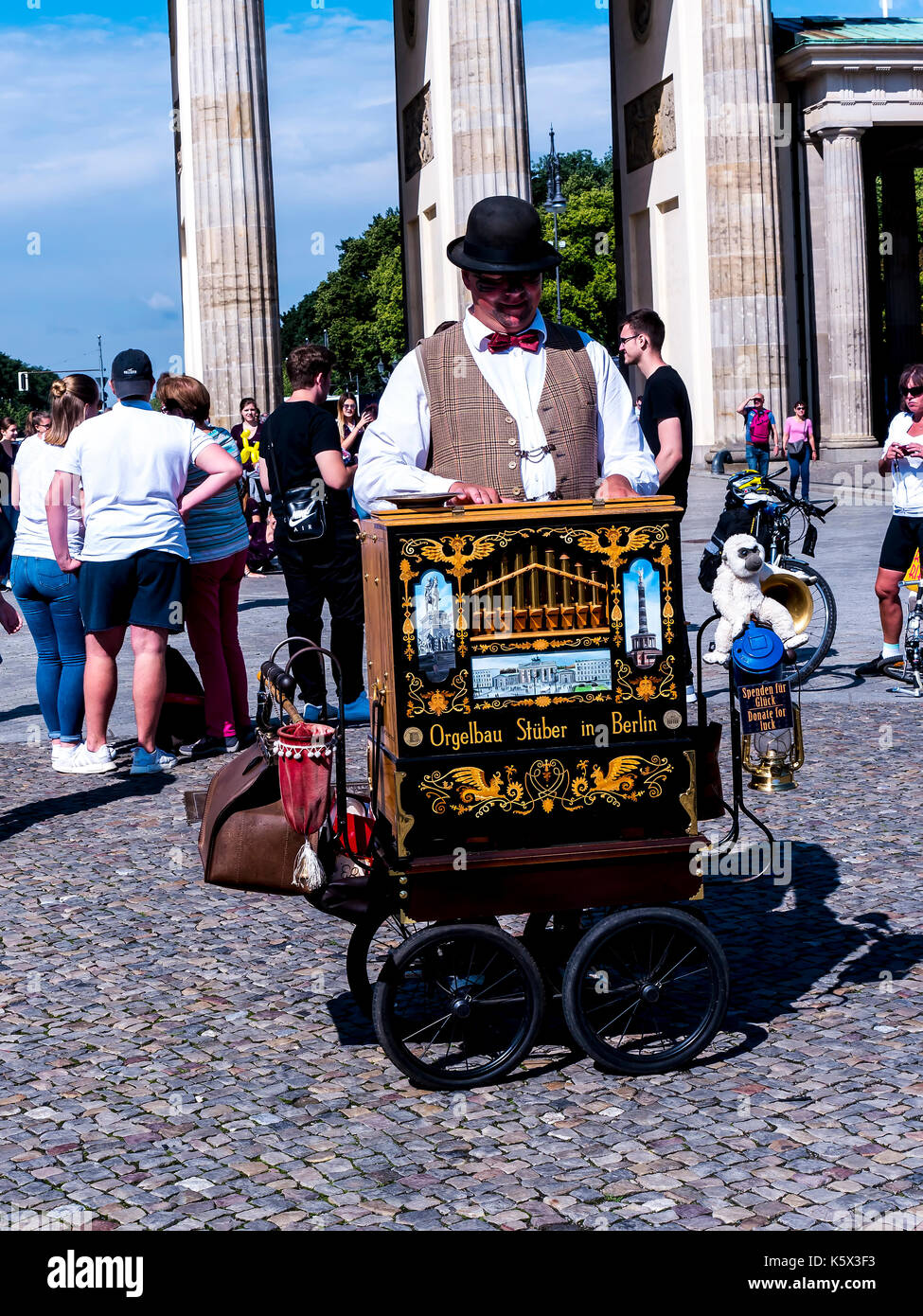Organgrinder hi-res stock photography and images - Alamy