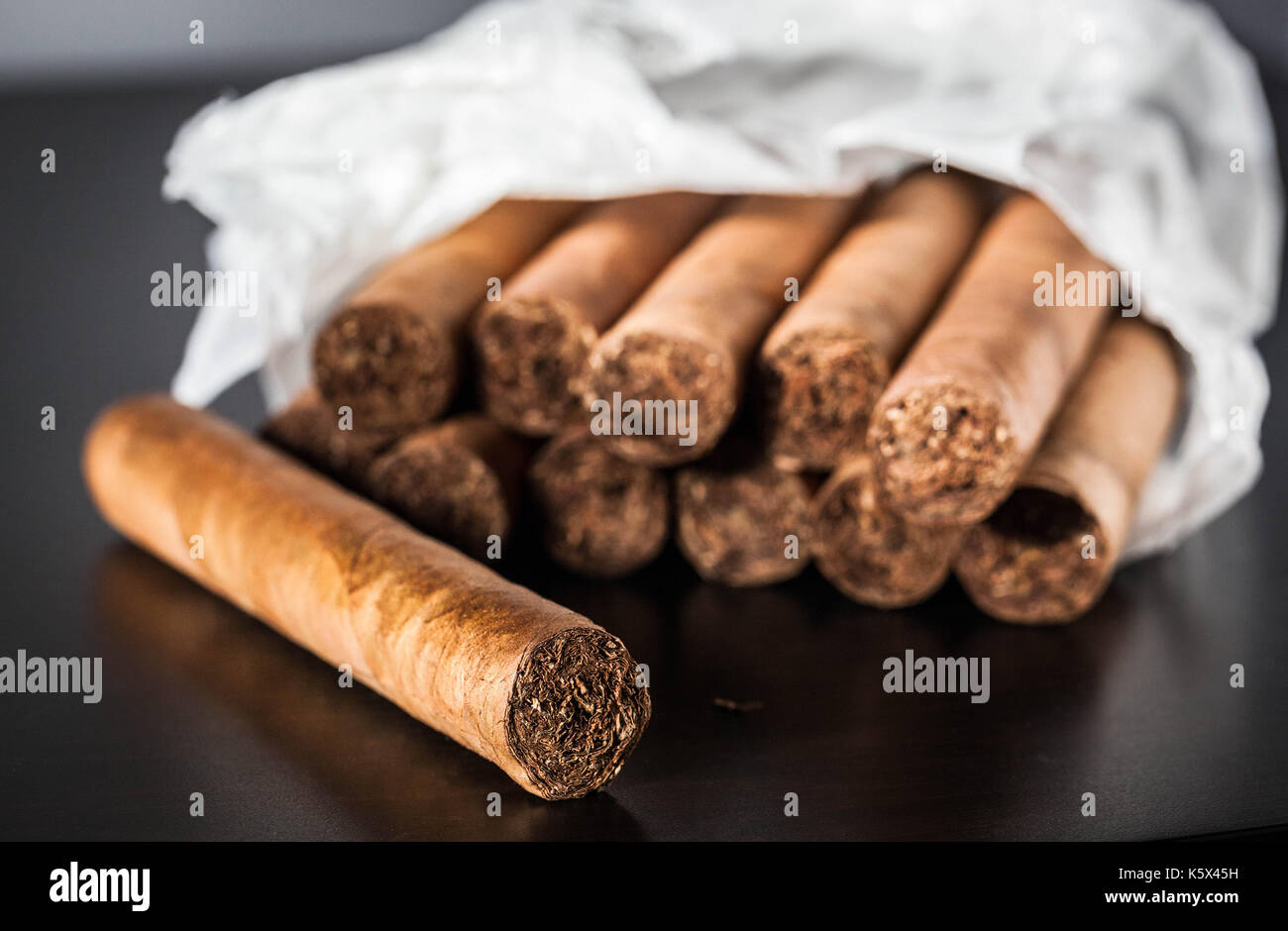 Cuban habanos hi-res stock photography and images - Alamy