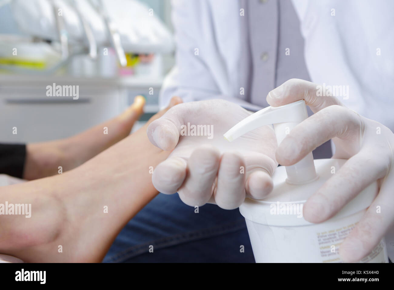 doctor washing hands - hygiene Stock Photo - Alamy