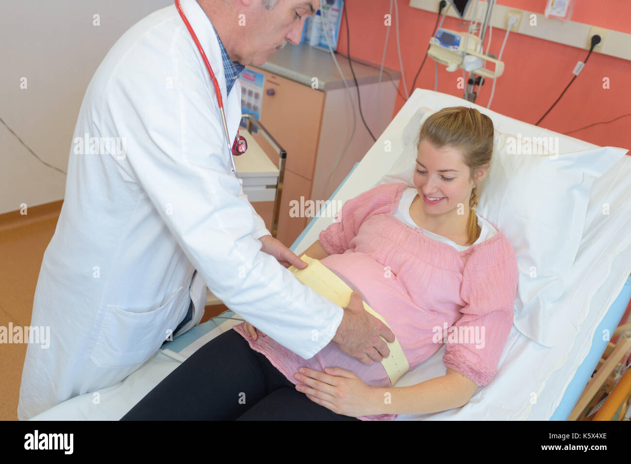 Doctor pregnant women home hi-res stock photography and images - Alamy