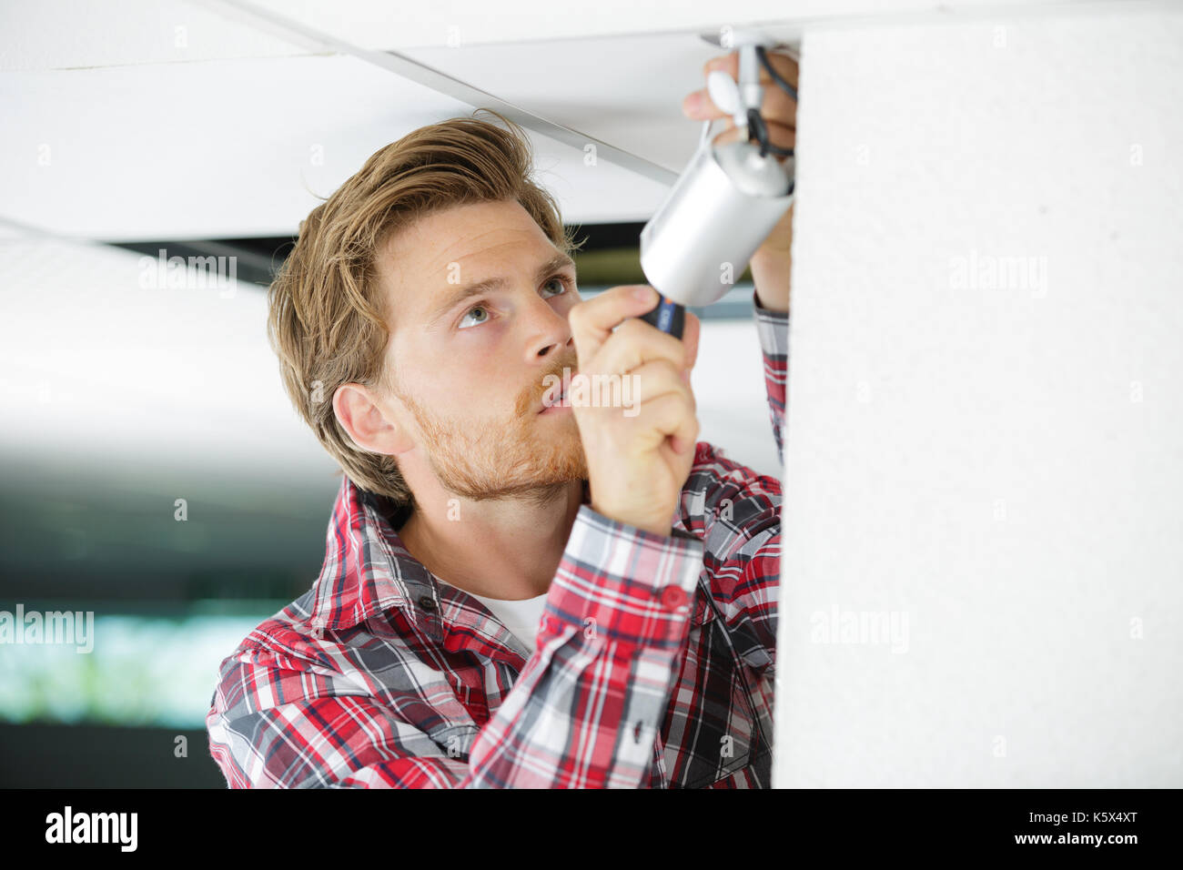 Man setting up camera equipment hi-res stock photography and images - Alamy