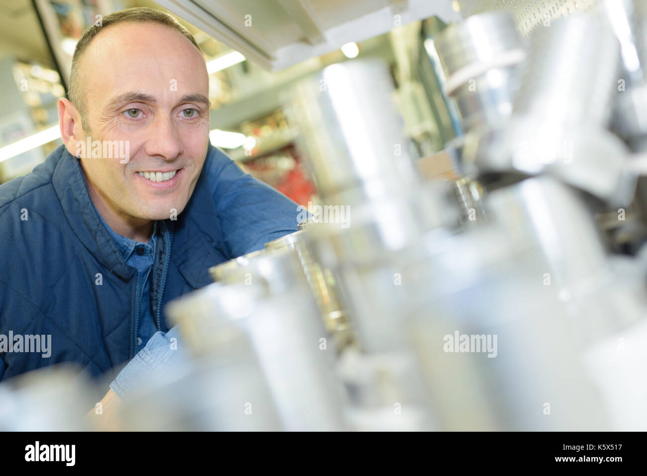 Home improvement store assistant hi-res stock photography and images ...