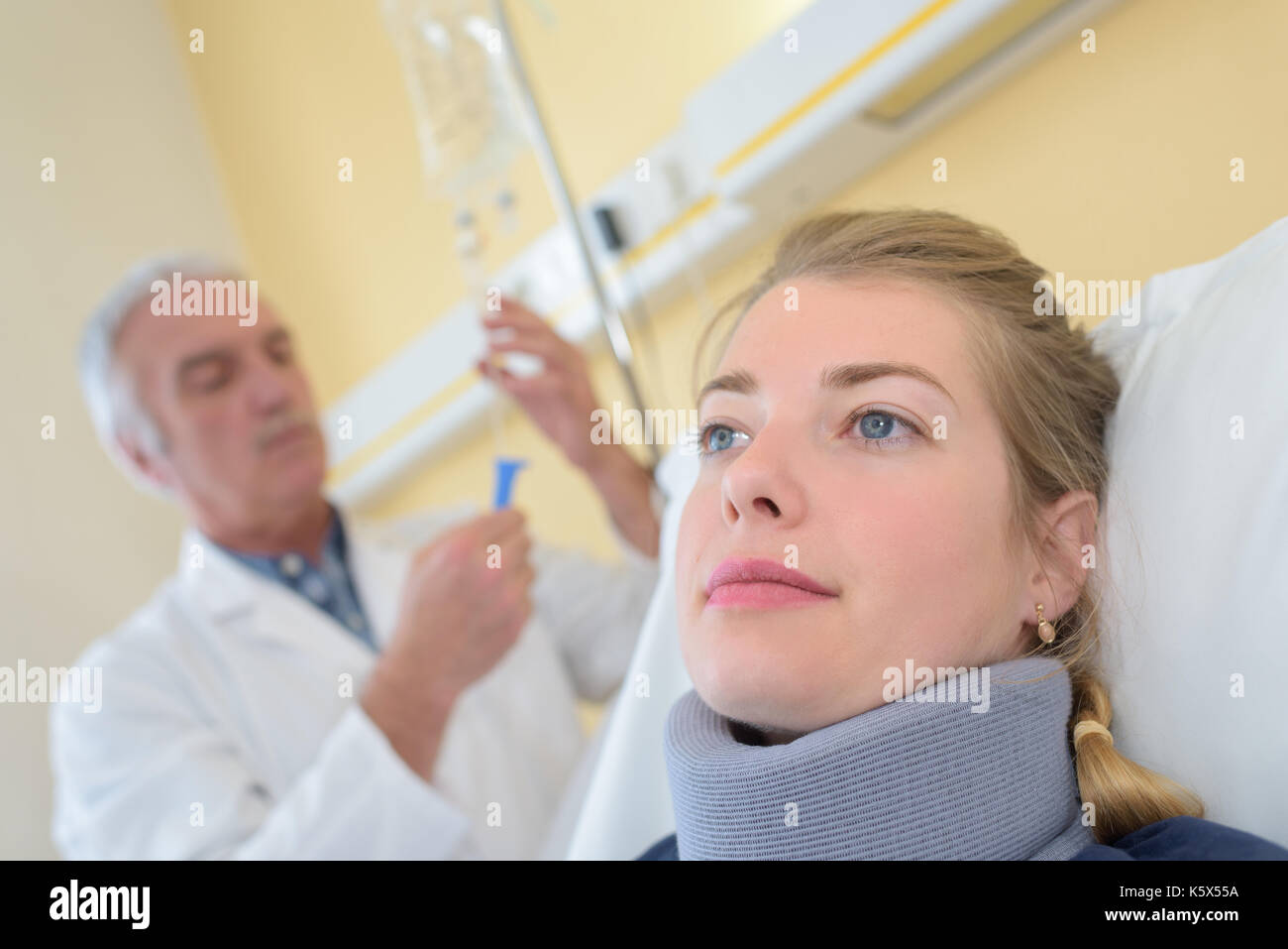 doctor with patient wearing neck brace in hospital room Stock Photo - Alamy