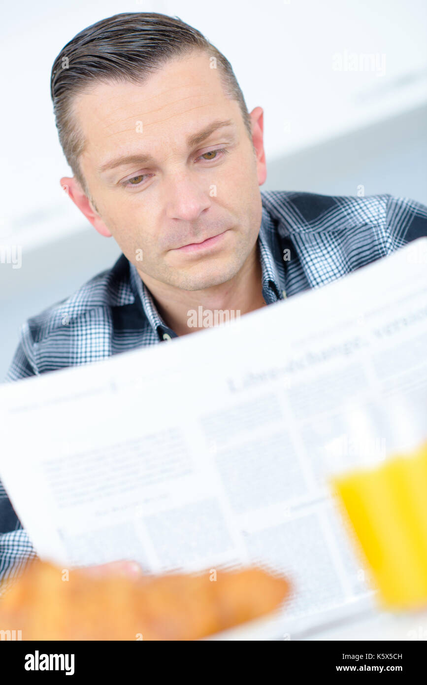 man reading a newspaper Stock Photo - Alamy