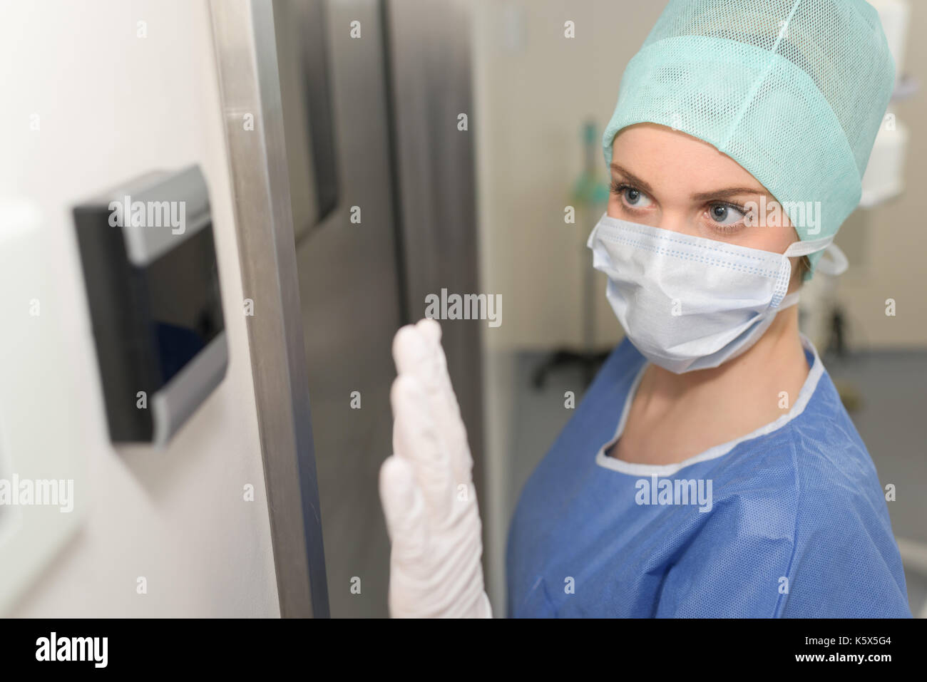 surgeon ready to operate Stock Photo - Alamy