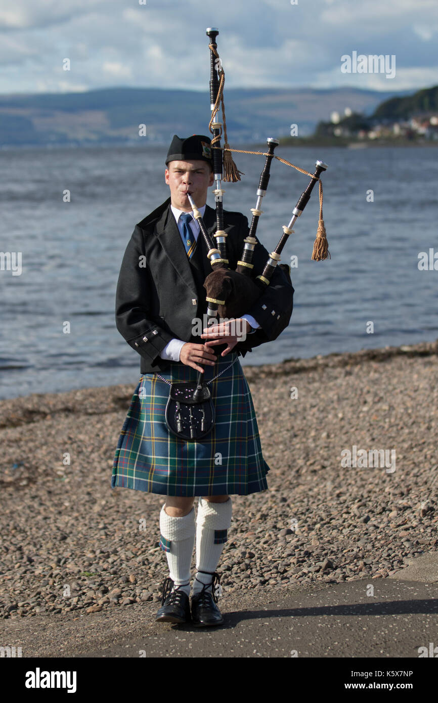 Scottish pipers on landscape hi-res stock photography and images - Alamy