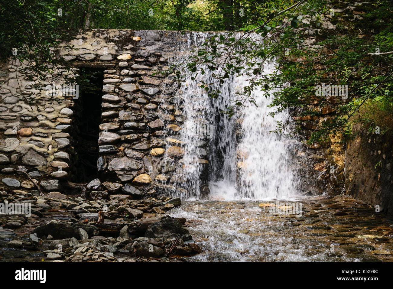 White waterfall hi-res stock photography and images - Alamy