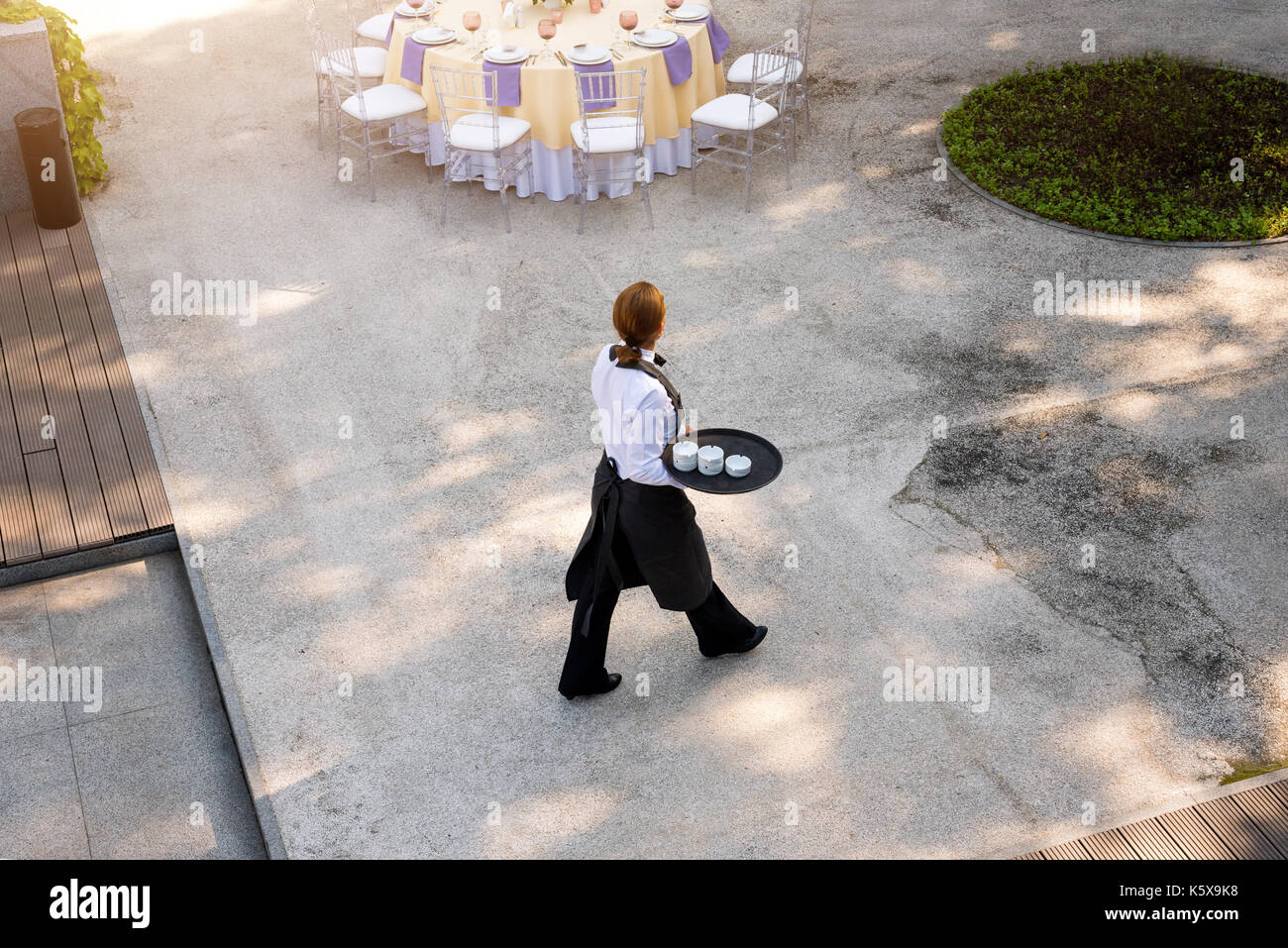 Meet outside restaurant hi-res stock photography and images - Alamy