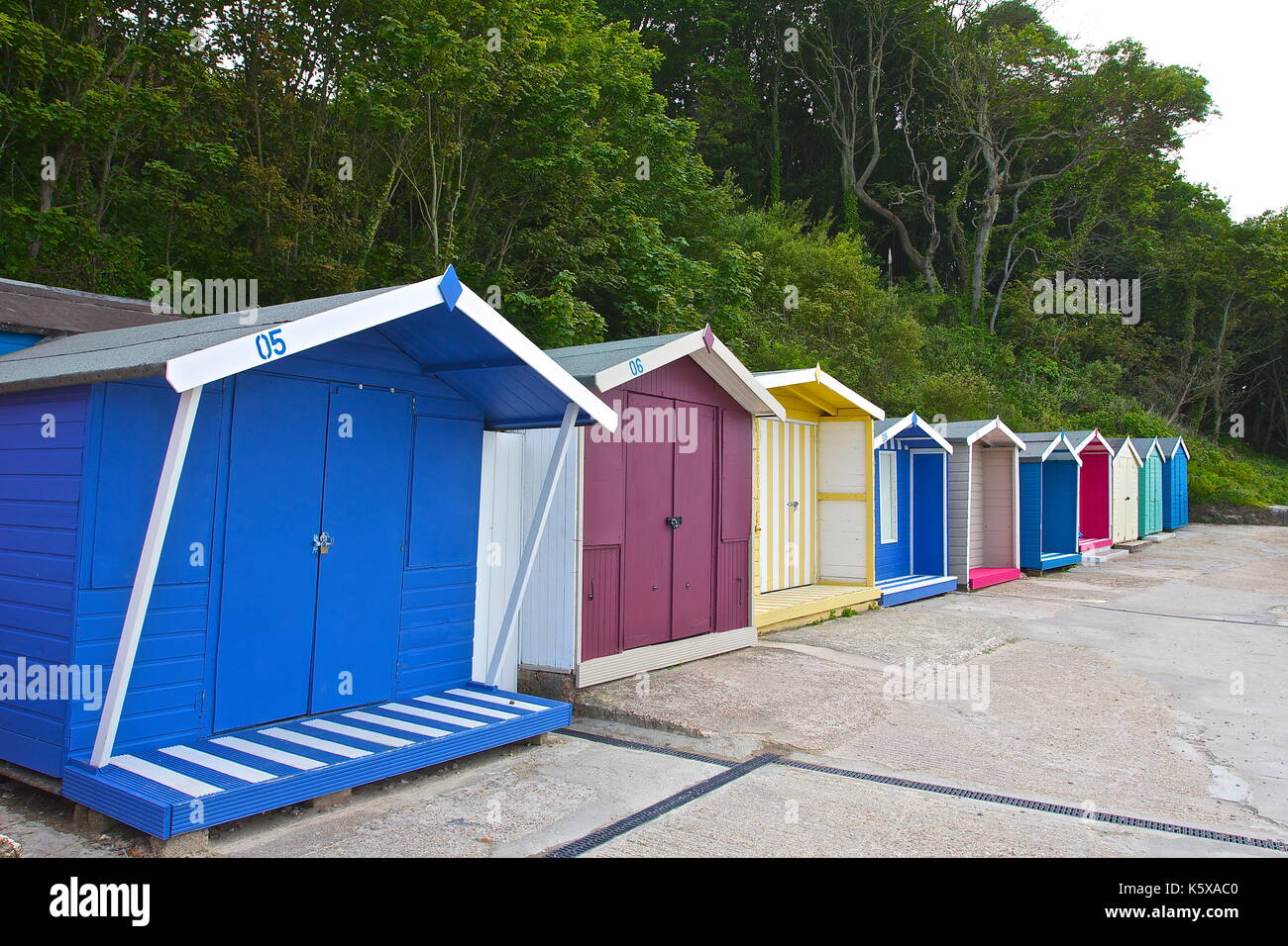 Multiple beach huts hi-res stock photography and images - Alamy