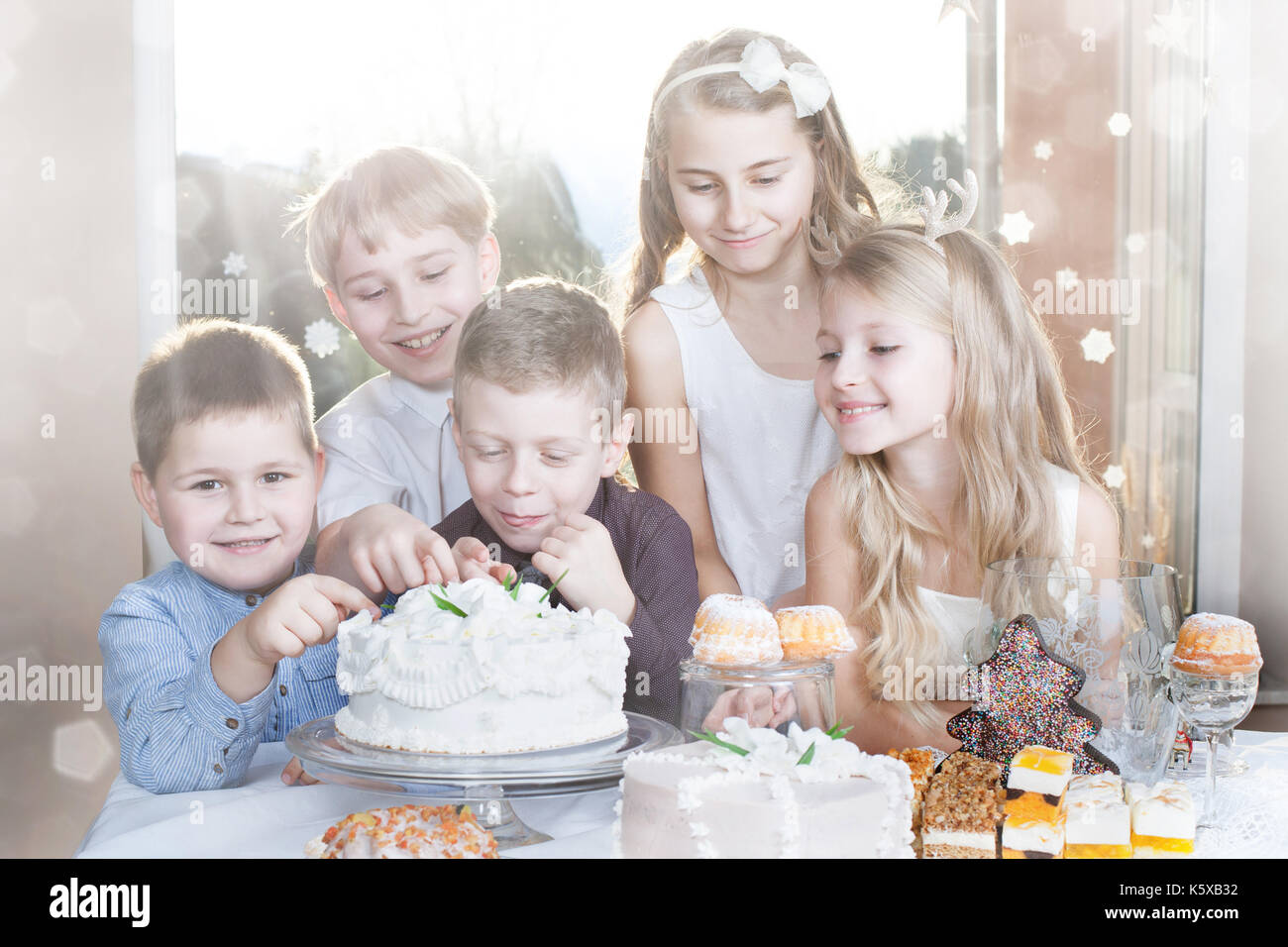 children - boys and girls eating cakes - party Stock Photo - Alamy