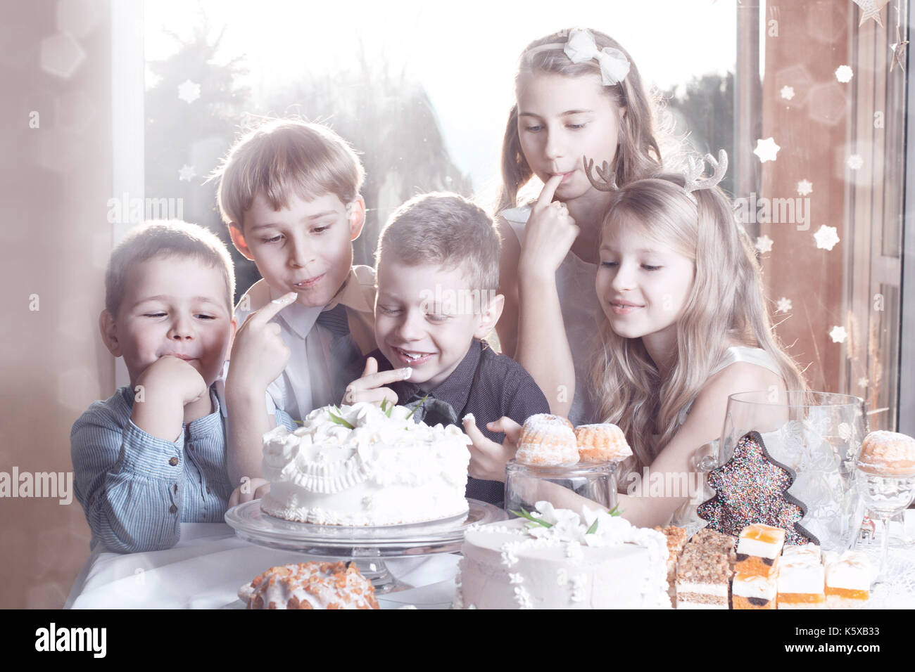 Children eating birthday cake hi-res stock photography and images - Alamy