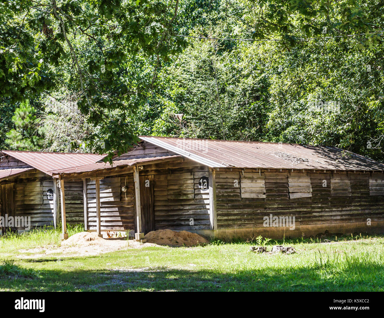 Rustic cabins hi-res stock photography and images - Alamy