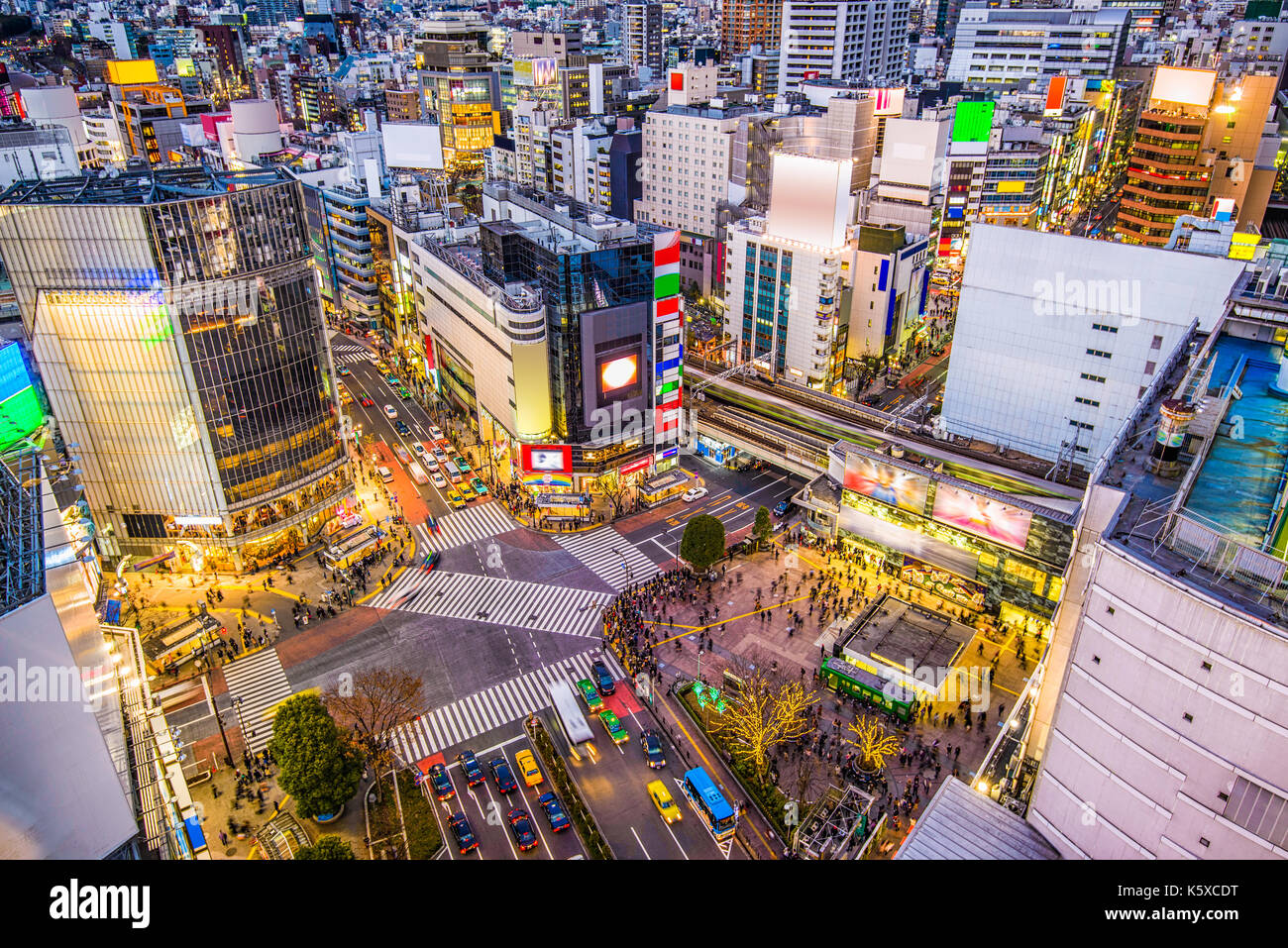 Japanese crossing street hi-res stock photography and images - Alamy