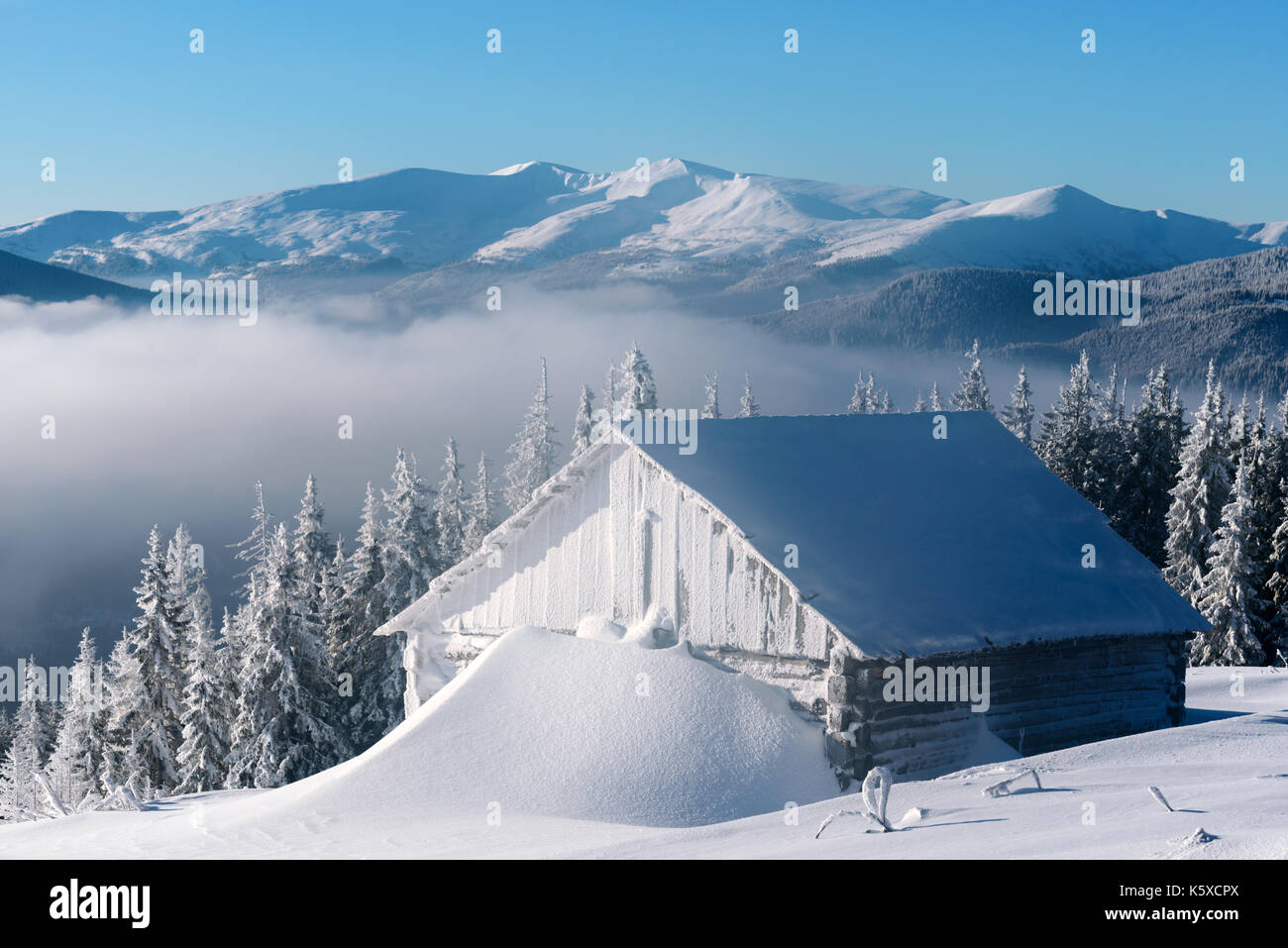 Mountain cabin remote landscape hi-res stock photography and images - Alamy