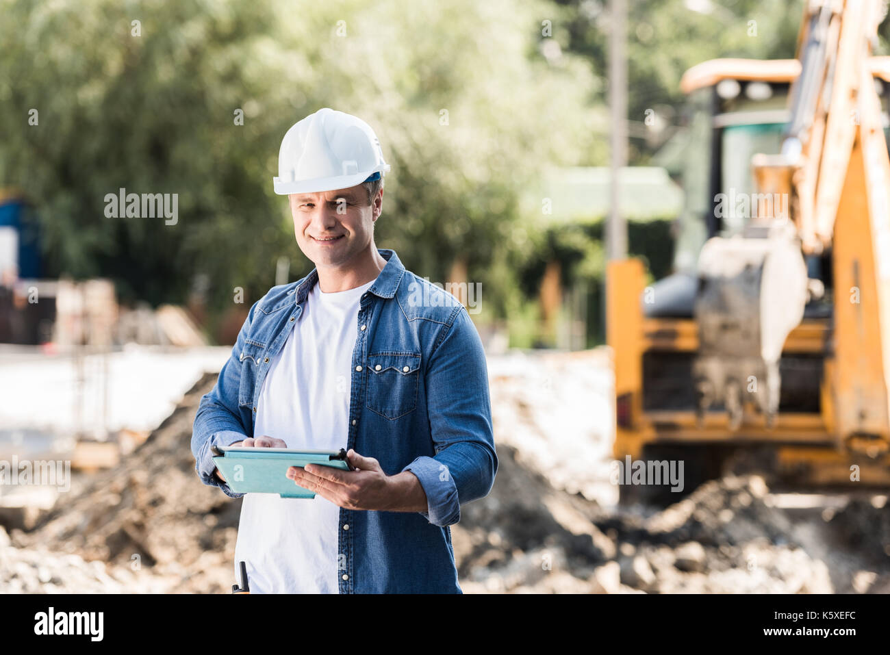 construction worker with tablet Stock Photo - Alamy