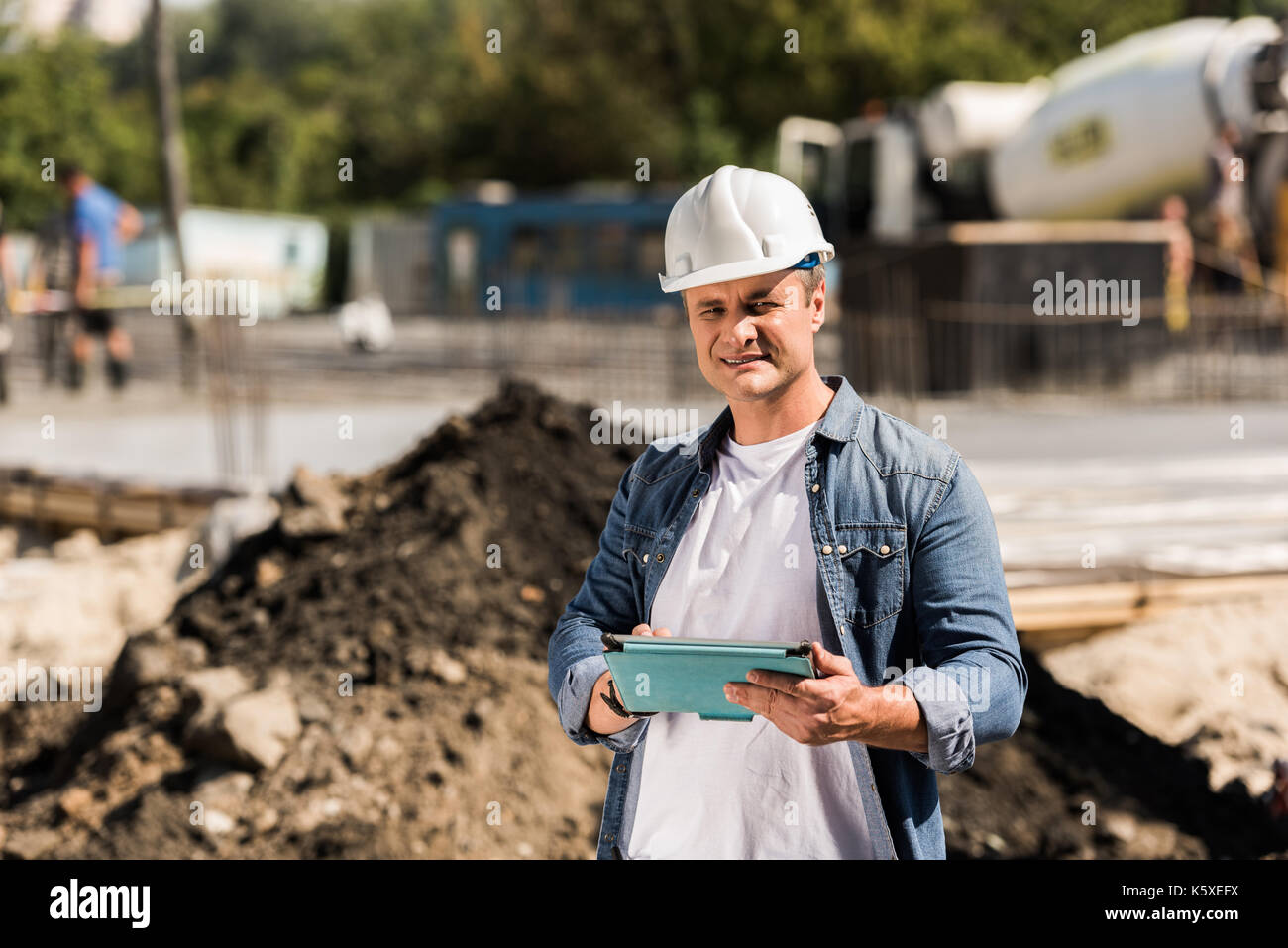 construction worker with tablet Stock Photo - Alamy