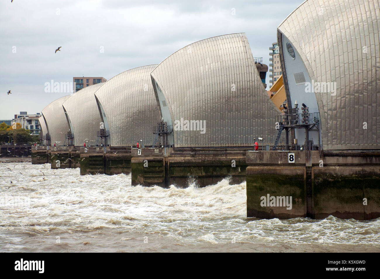 London, UK. 10th Sep, 2017. Turbulent water on east side as water us ...