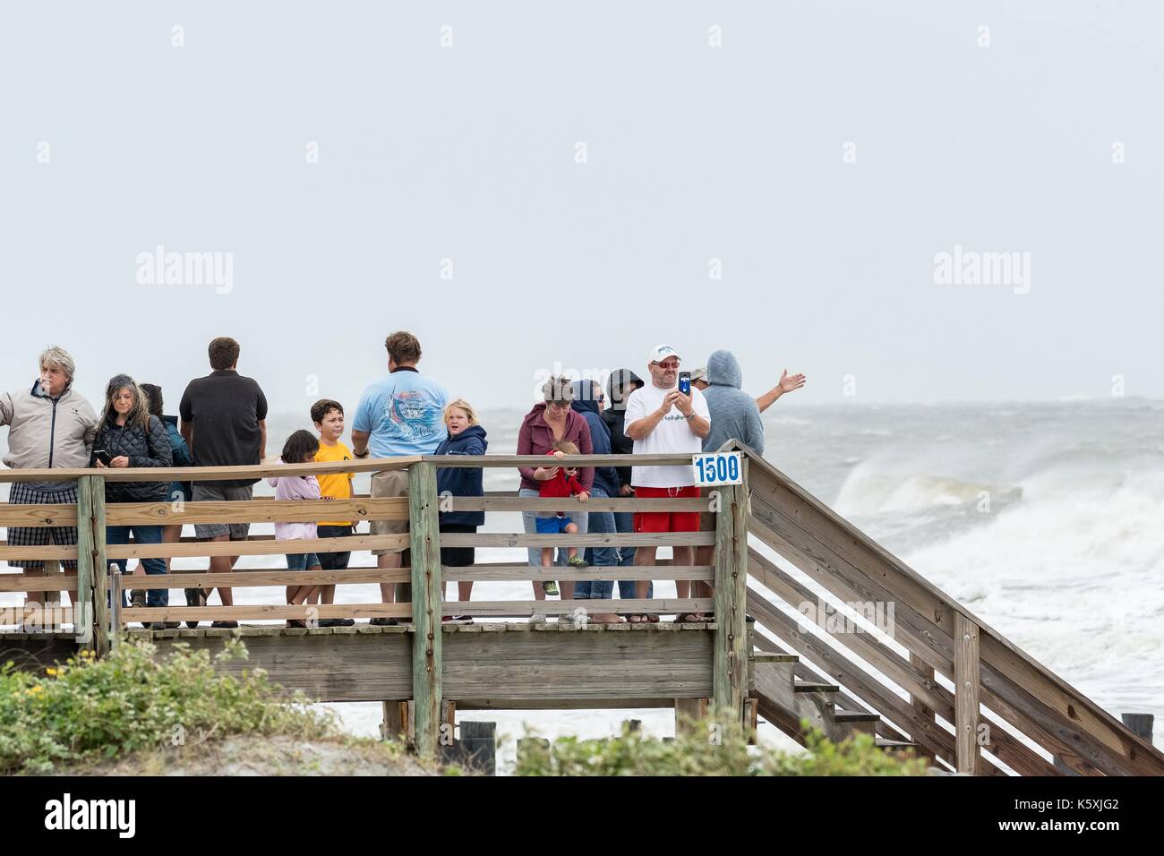 People watching flooding hi-res stock photography and images - Alamy