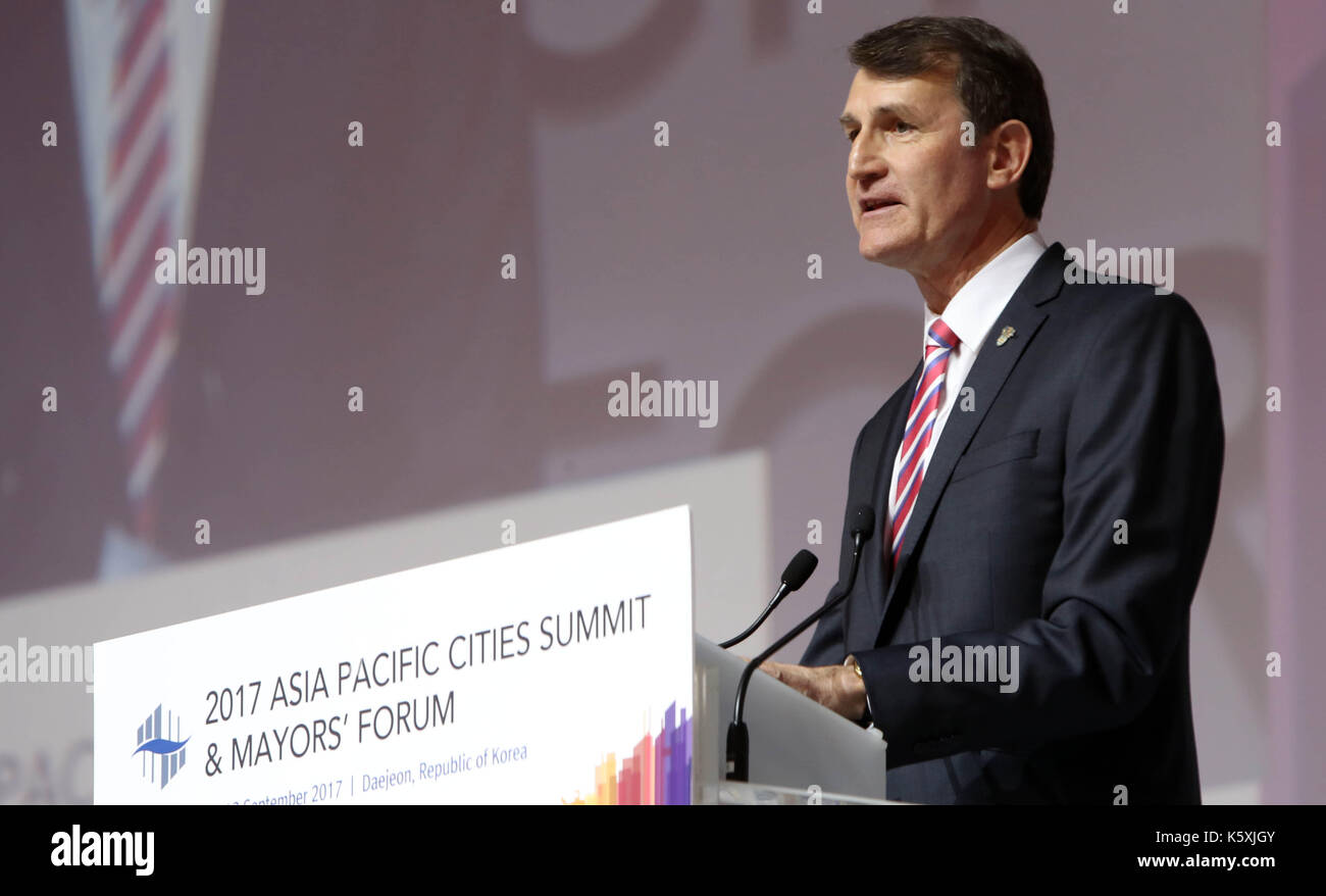 Asia Pacific Cities Summit opens Graham Quirk, mayor of Brisbane ...