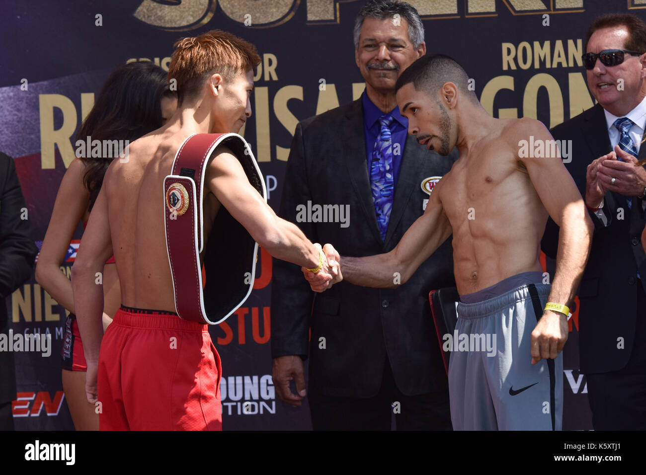 Shake hands at weigh in hi-res stock photography and images - Alamy