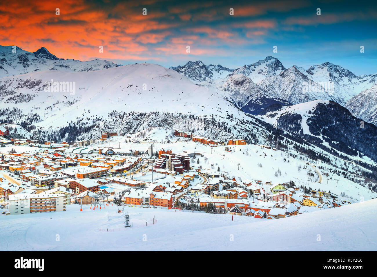 Amazing winter sunrise landscape and famous ski resort in French Alps ...