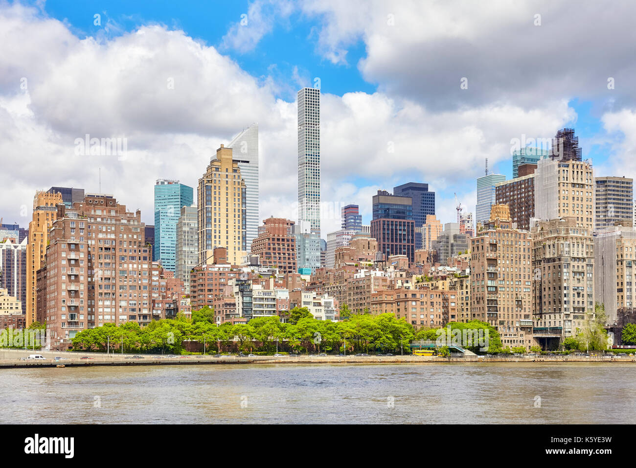 New york city skyline summer hi-res stock photography and images - Alamy