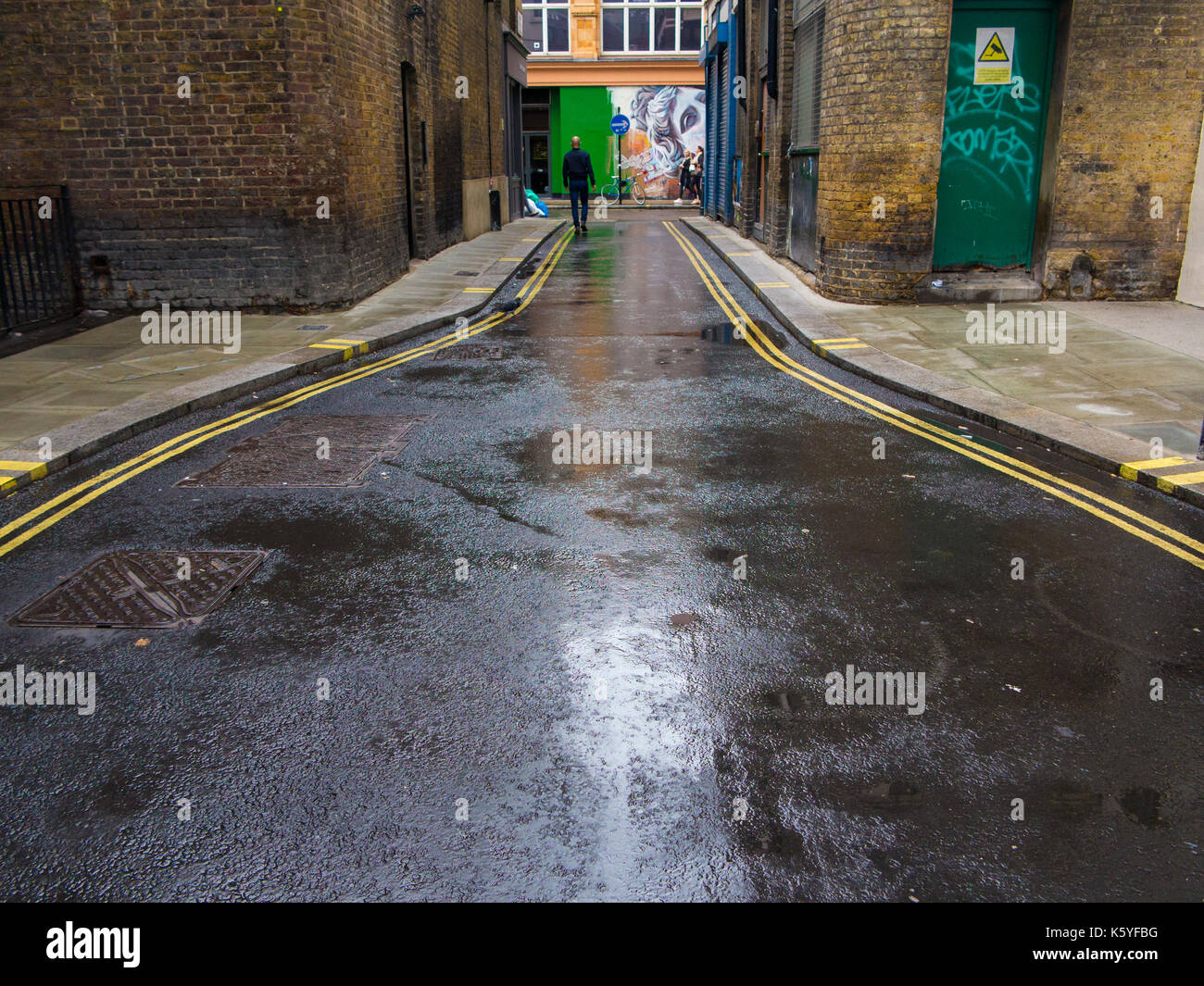 A narrow alleyway in Soho, London Stock Photo - Alamy