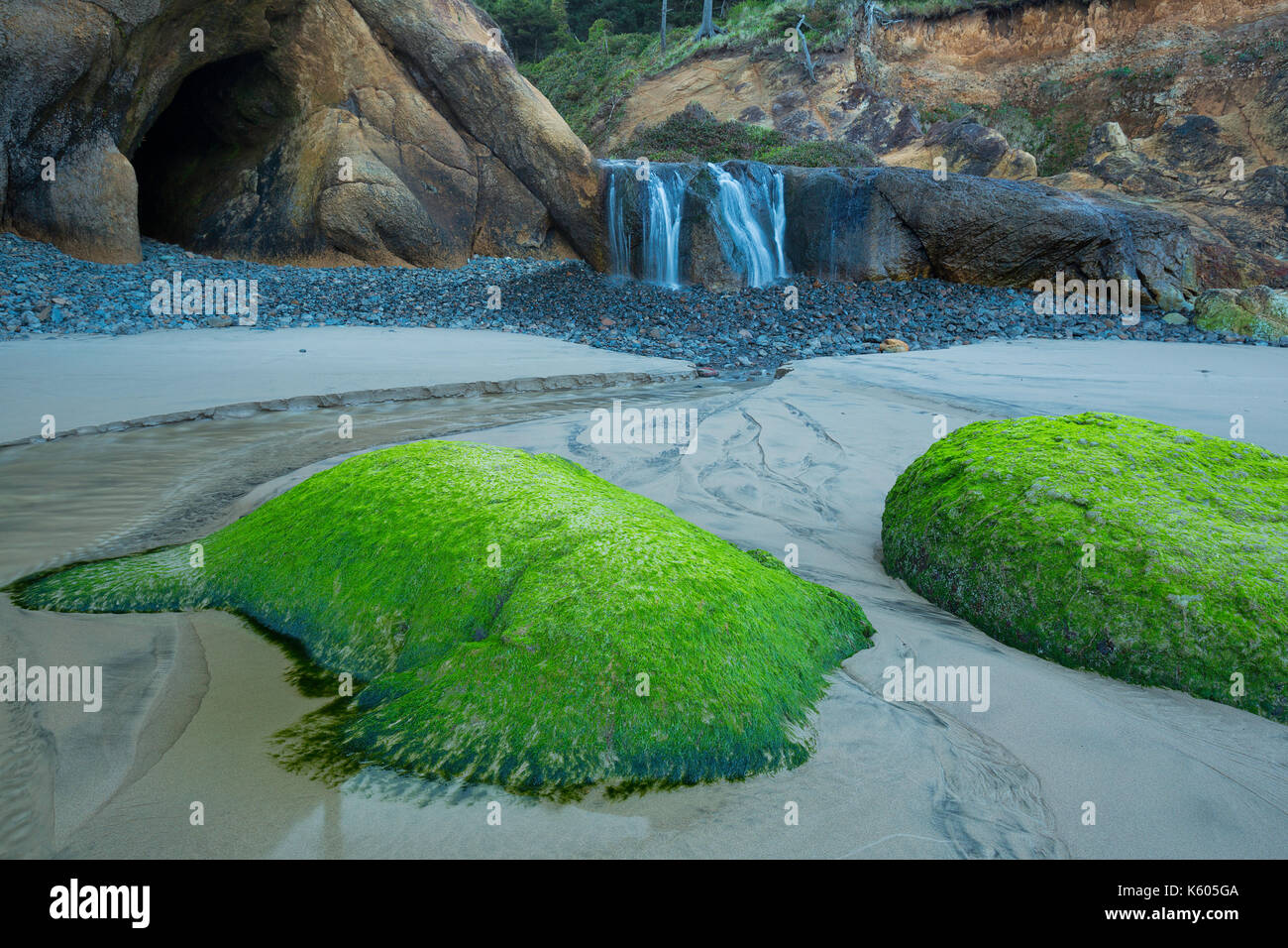 A waterfall at Hug Point along the Oregon coast. USA Stock Photo - Alamy